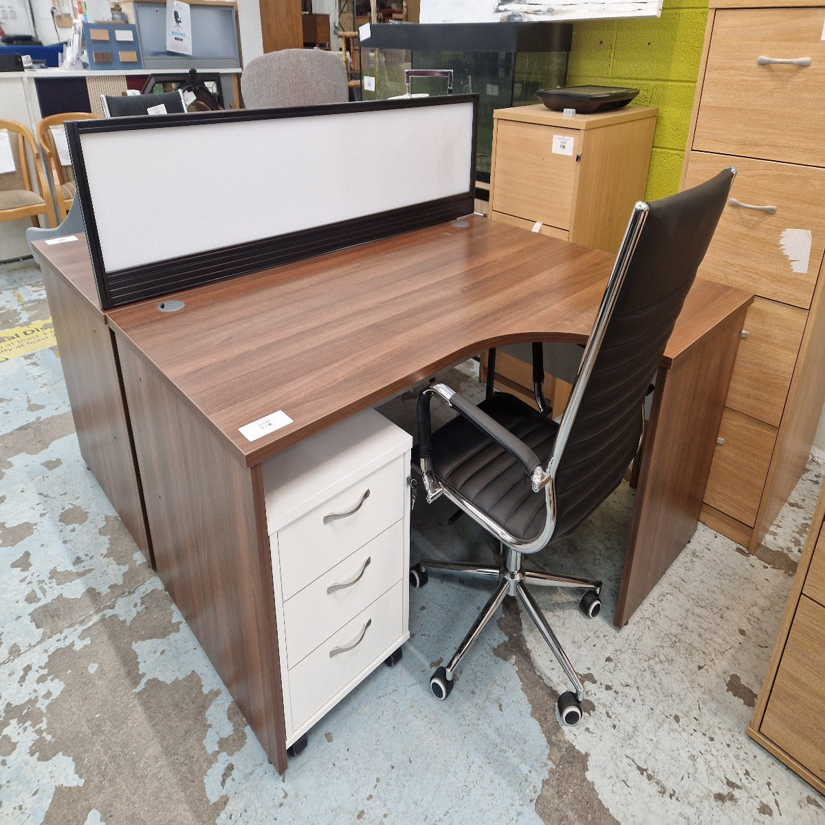 Right hand radial desk 1612 (1600mm x 1200mm) – CJM Furniture